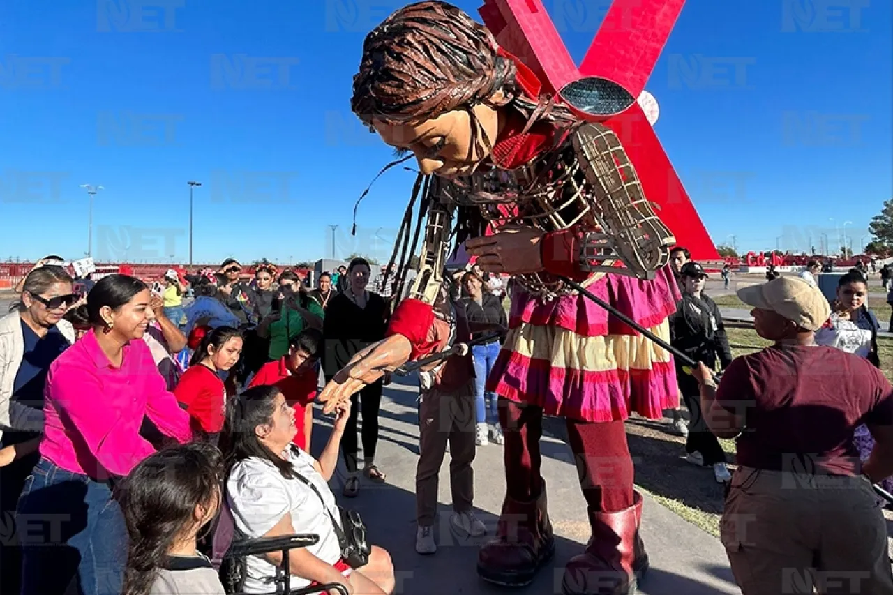 Camina Little Amal en frontera de México