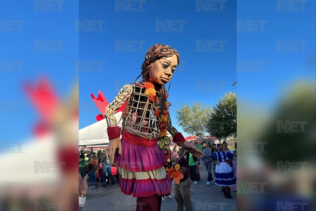 Camina Little Amal en frontera de México