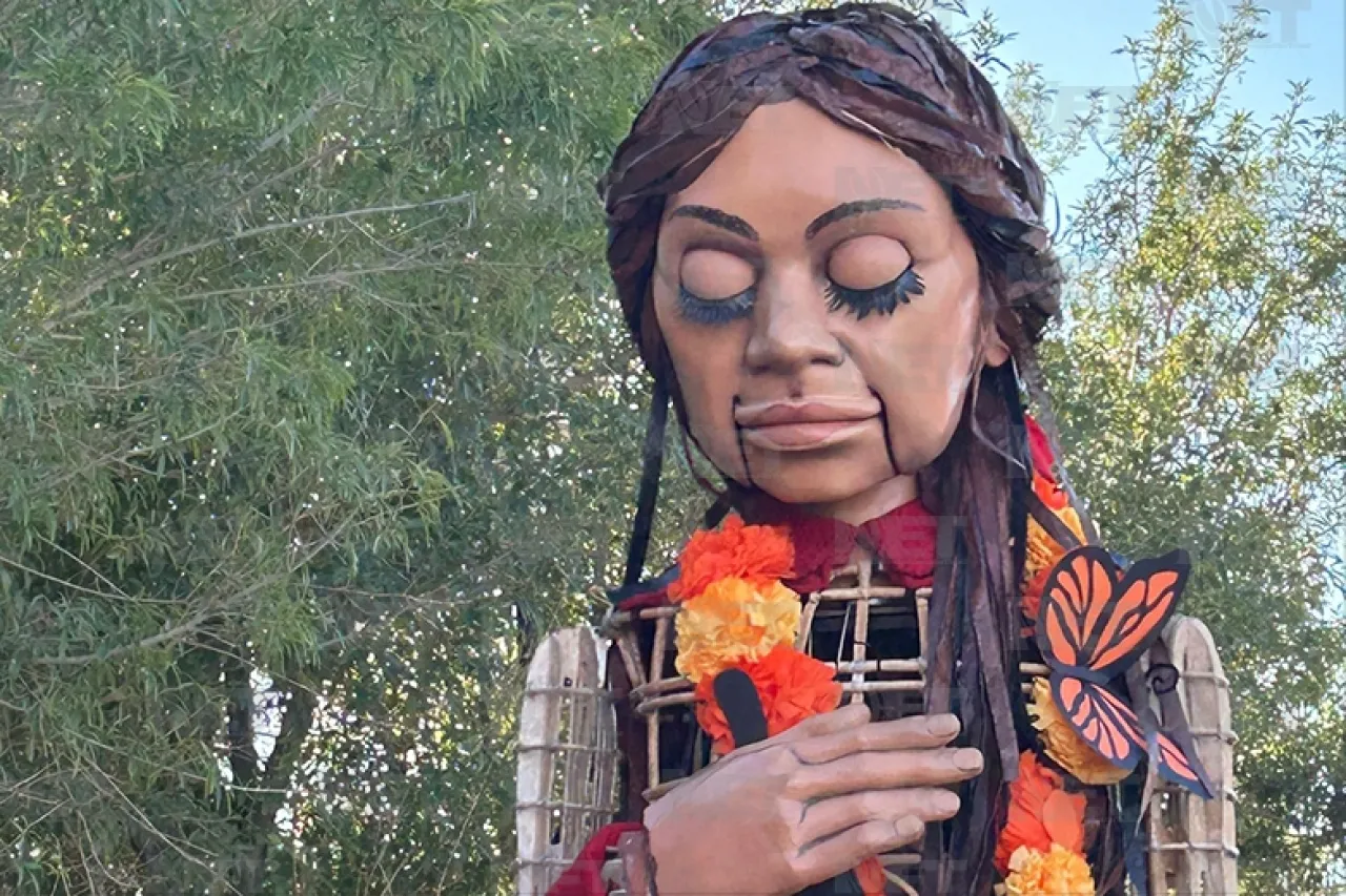 Camina Little Amal en frontera de México