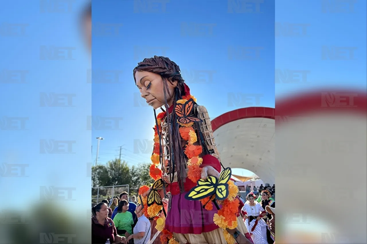 Camina Little Amal en frontera de México