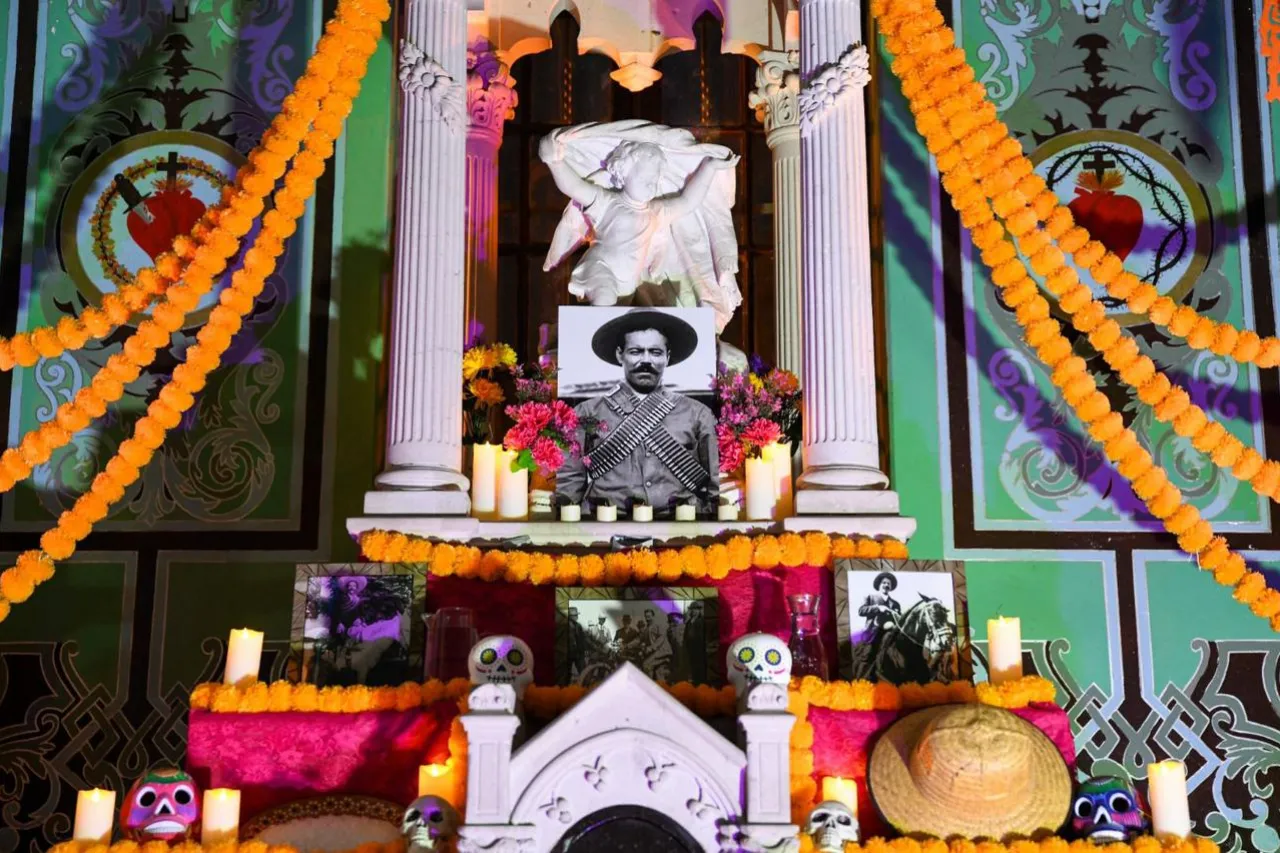 Inauguran altar de muertos en el Mausoleo de Pancho Villa