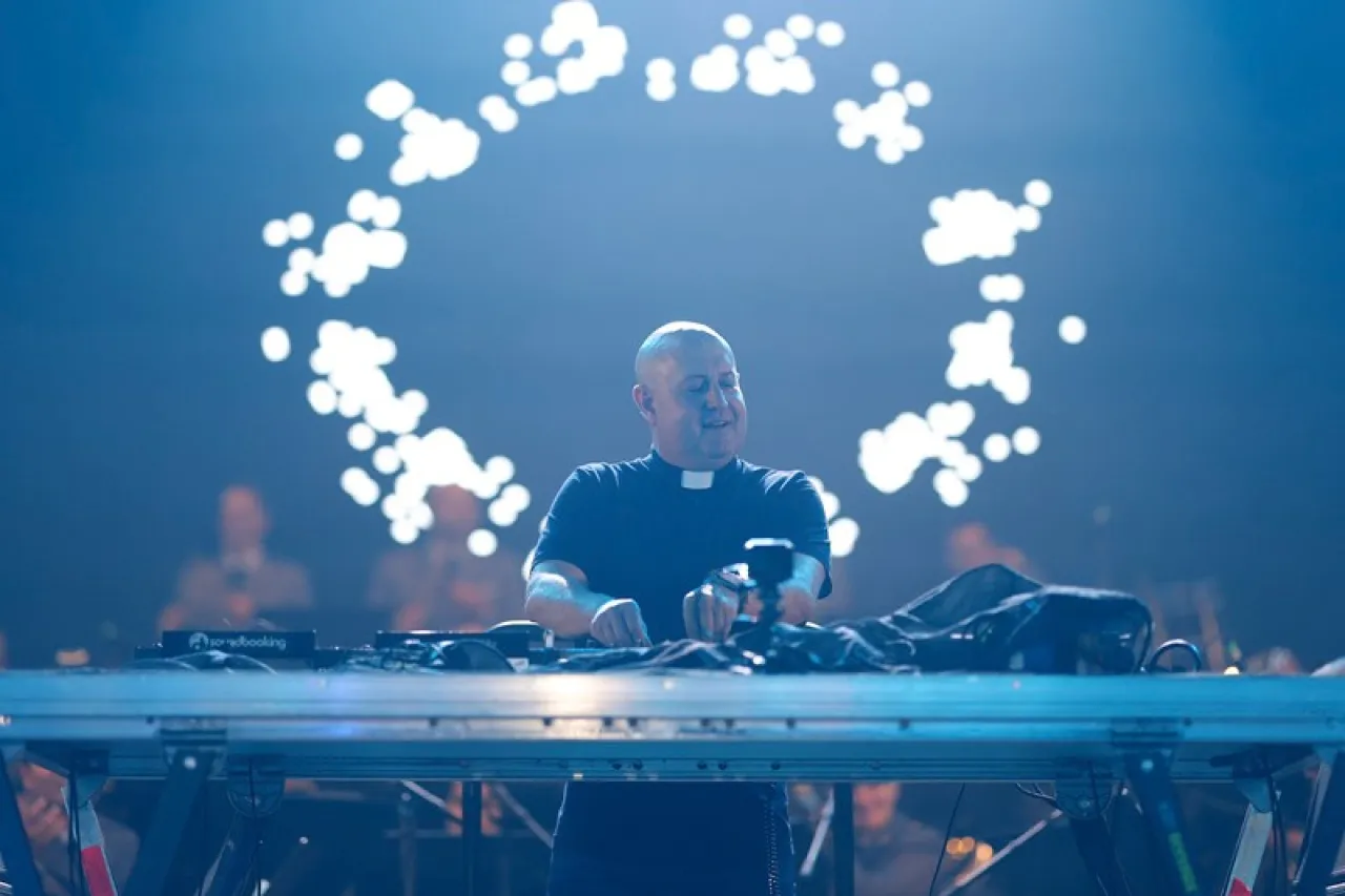 Padre católico DJ conecta con la juventud y causa sensación