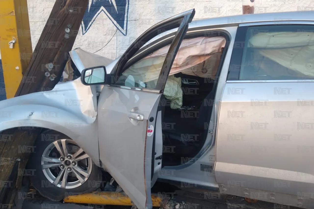 Pierde el control de camioneta y choca barda de estación de policía