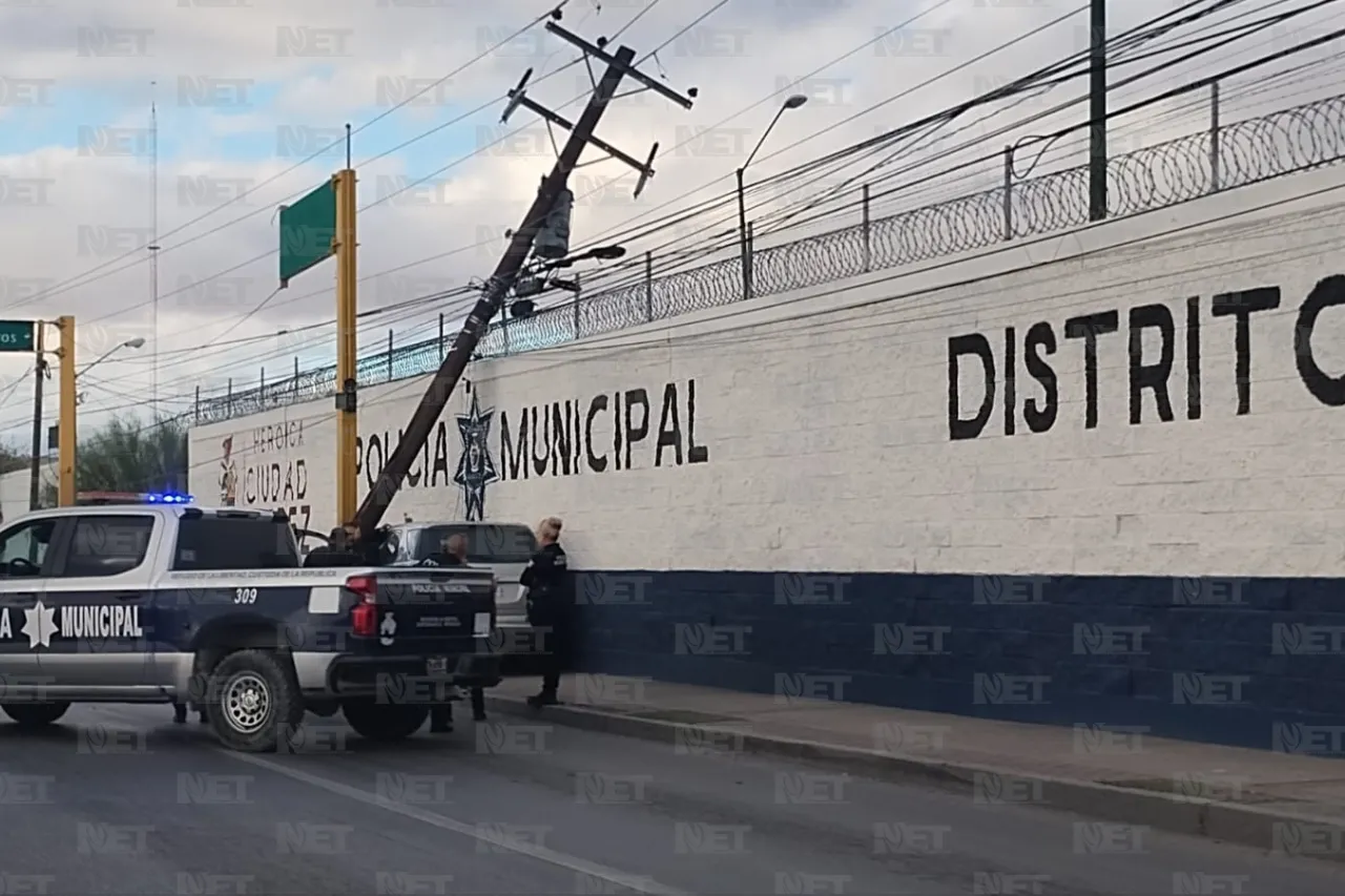 Pierde el control de camioneta y choca barda de estación de policía