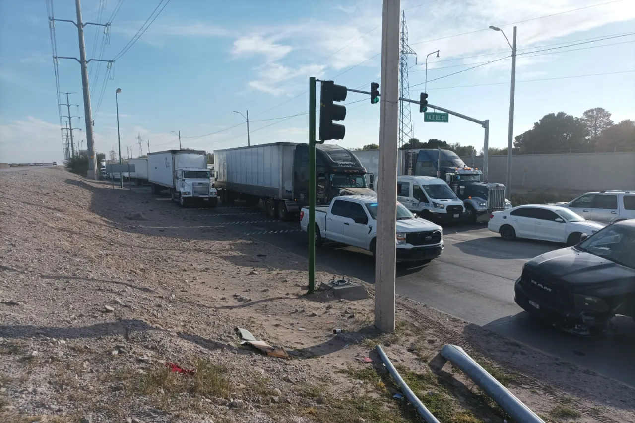 Caos vial en Juan Pablo II por choque