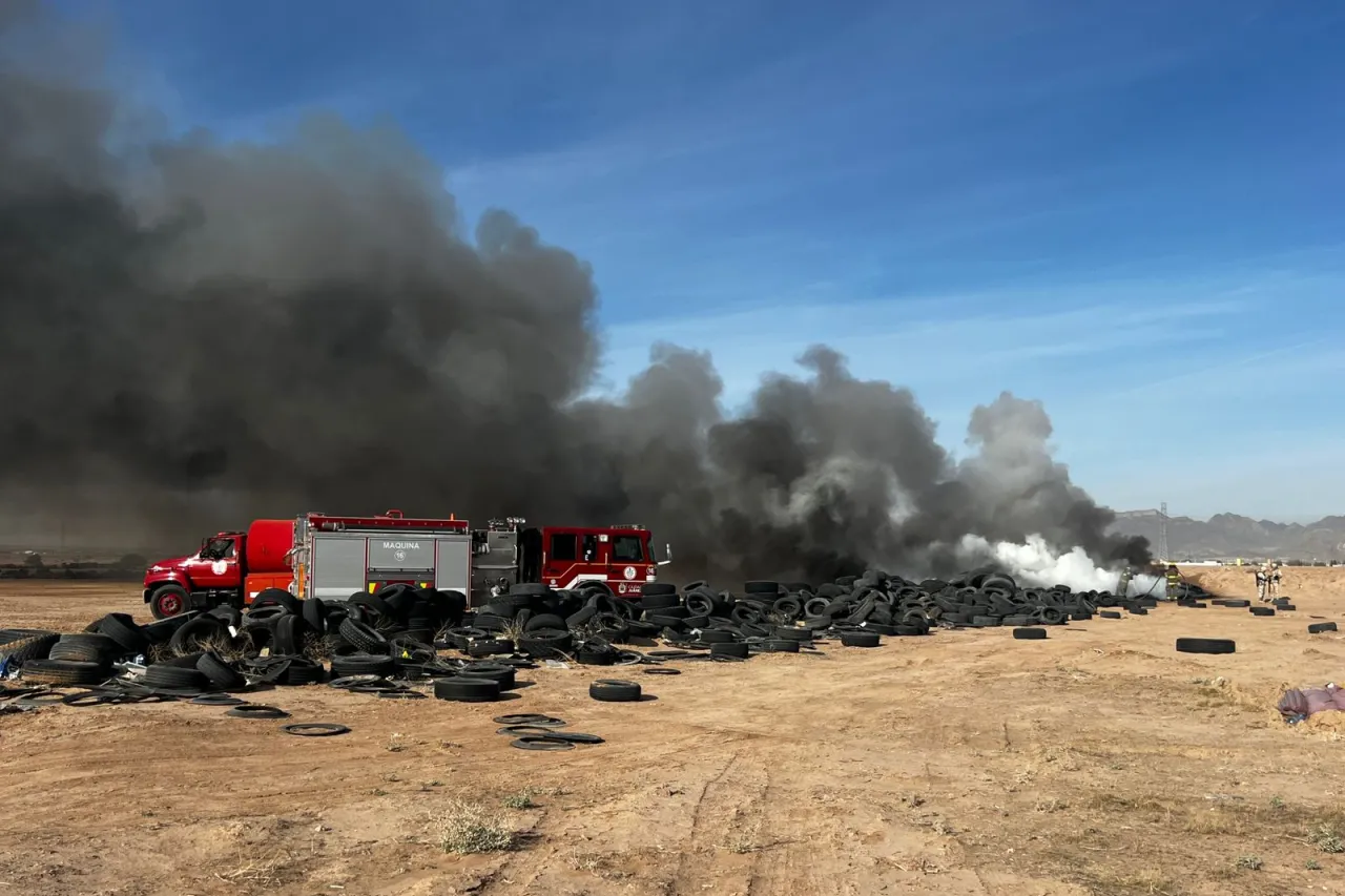 Quema de llantas provoca gran columna de humo