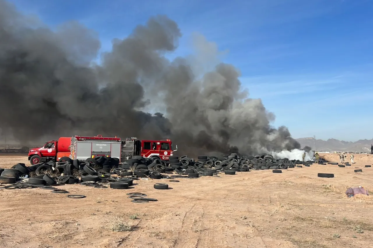 Quema de llantas provoca gran columna de humo