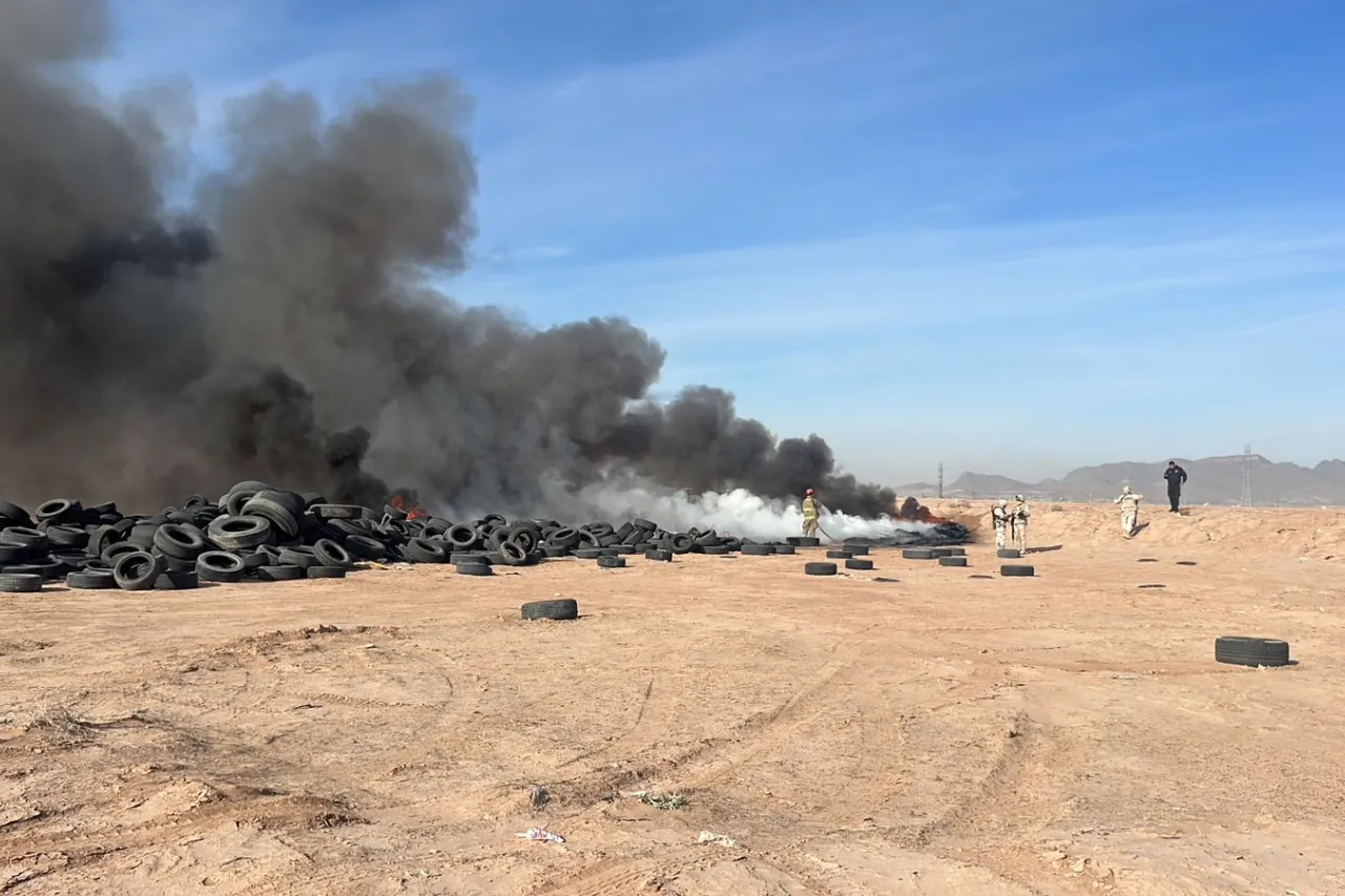 Quema de llantas provoca gran columna de humo