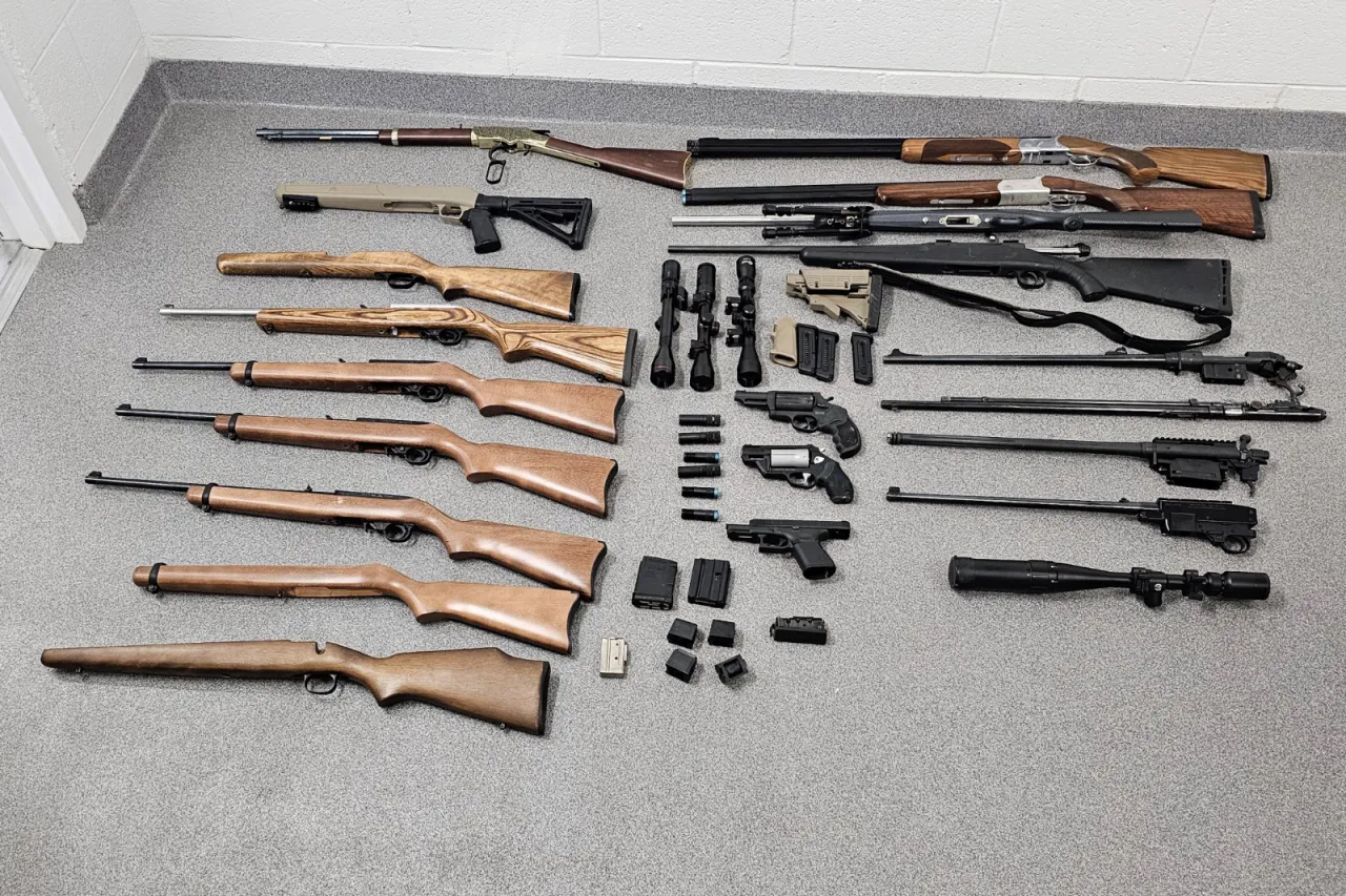 Descubre CBP narcóticos y armas ocultos en vehículos