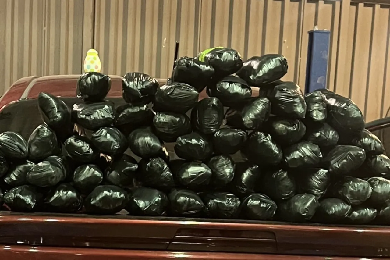 Descubre CBP narcóticos y armas ocultos en vehículos