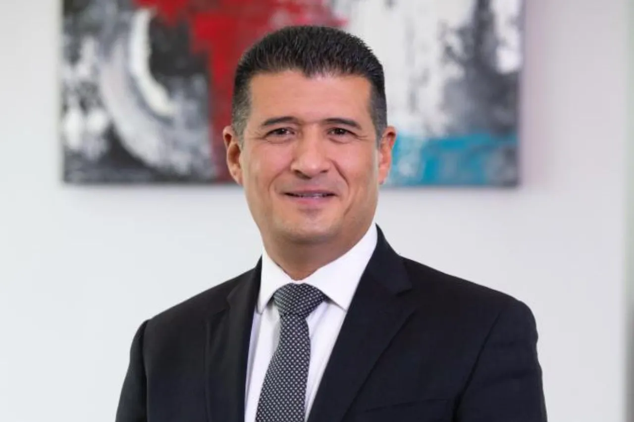 Eligen a Adrián Alcalá como nuevo presidente del INAI