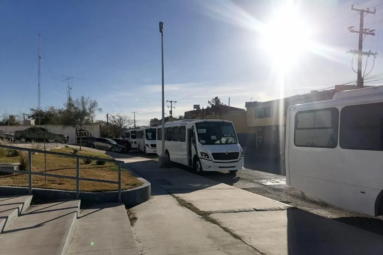 Regularizan a 118 nuevos camiones de personal en Juárez