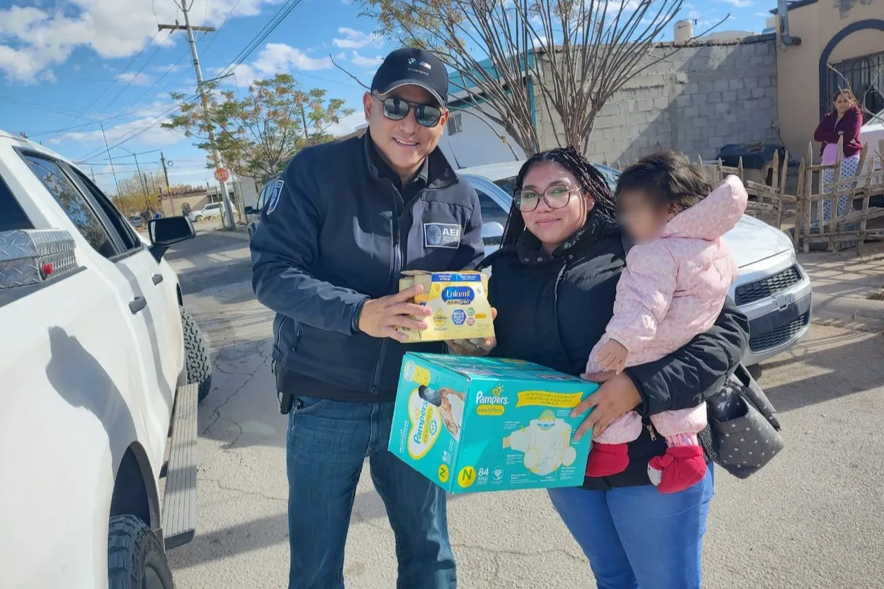 Llevan agentes de la AEI juguetes para niños juarenses Llevan agentes de la AEI juguetes para niños juarenses