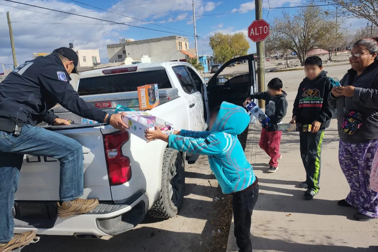 Llevan agentes de la AEI juguetes para niños juarenses Llevan agentes de la AEI juguetes para niños juarenses