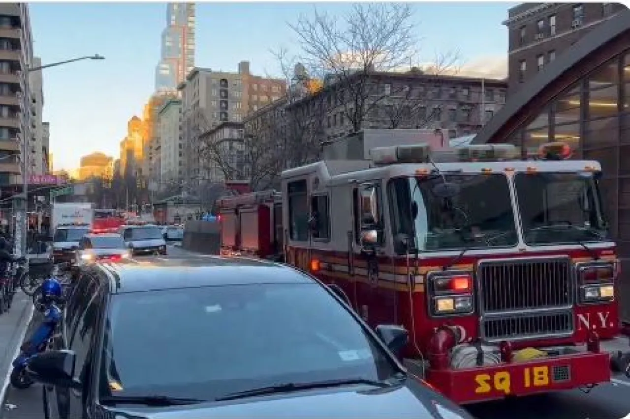 Tren del metro de NY se descarrila tras choque; reportan al menos 20 ...
