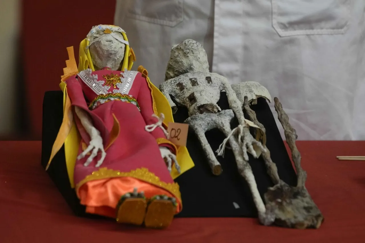 ‘Momias alienígenas’ fueron hechas con papel, concluyen forenses