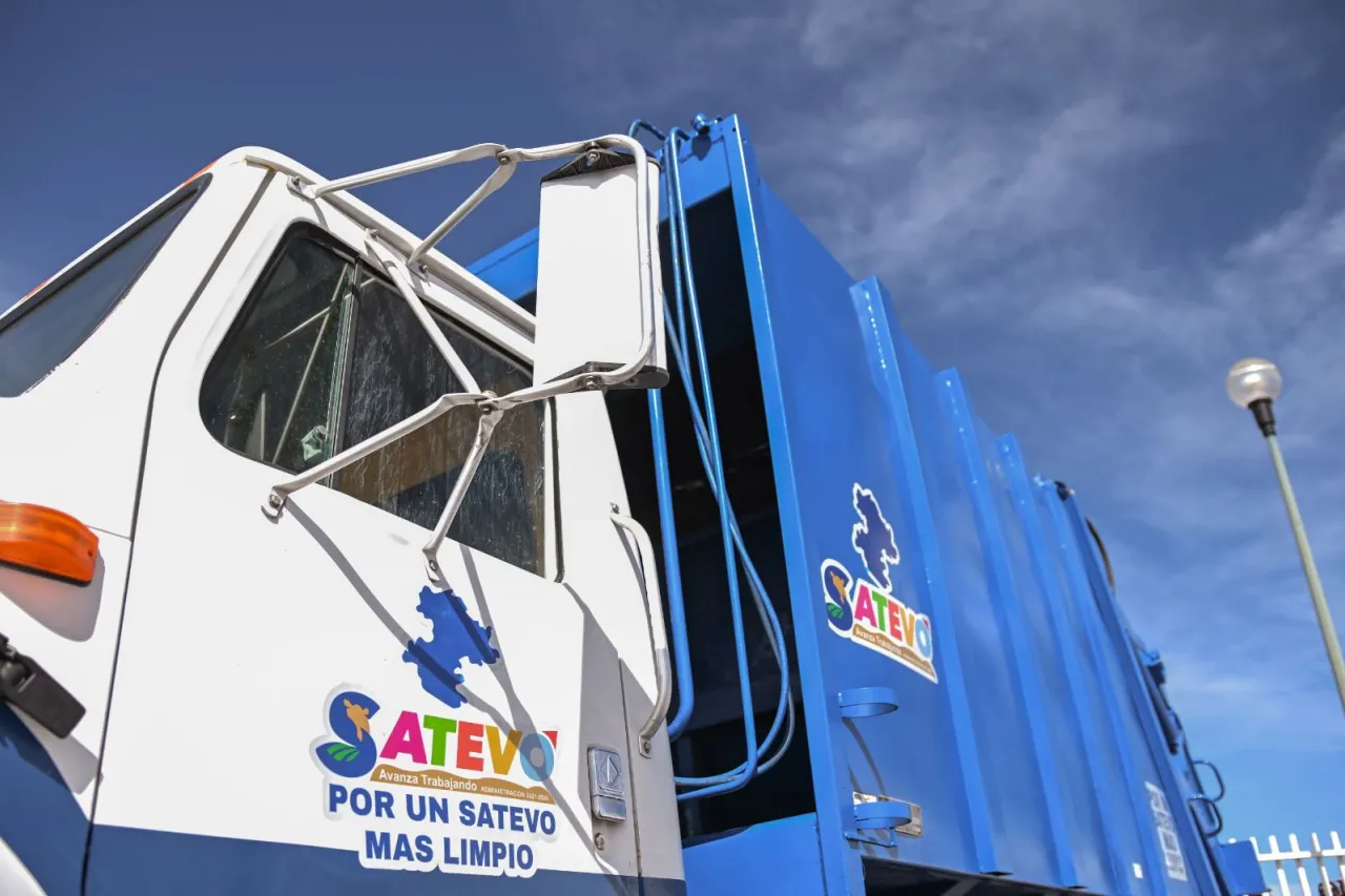 Entrega Maru Campos rehabilitación de caminos y viviendas en Satevó