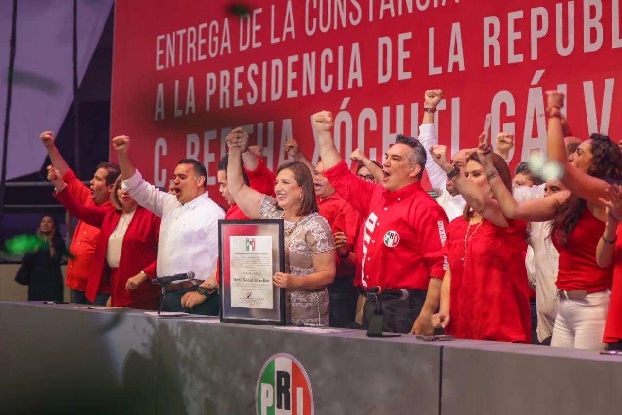 Recibe Xochitl Gálvez constancia como candidata presidencial por el PRI
