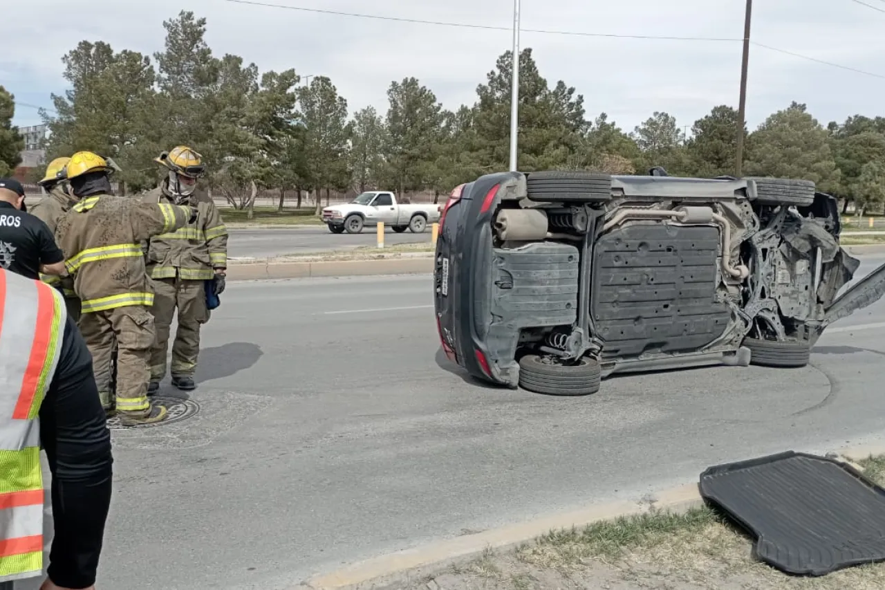 Vuelca su Honda en la Heroico Colegio Militar