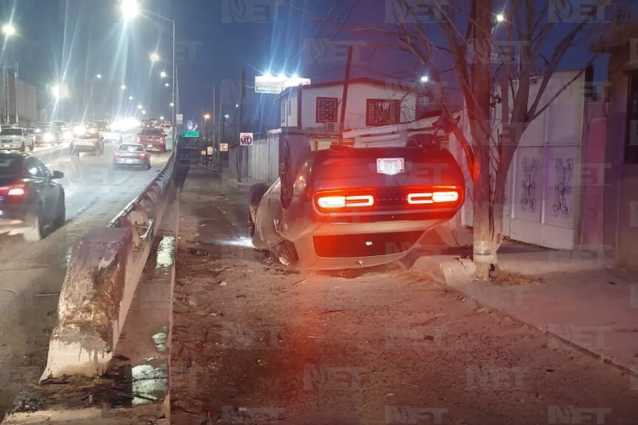 Juárez: Vuelca su Challenger tras chocar contra base de puente