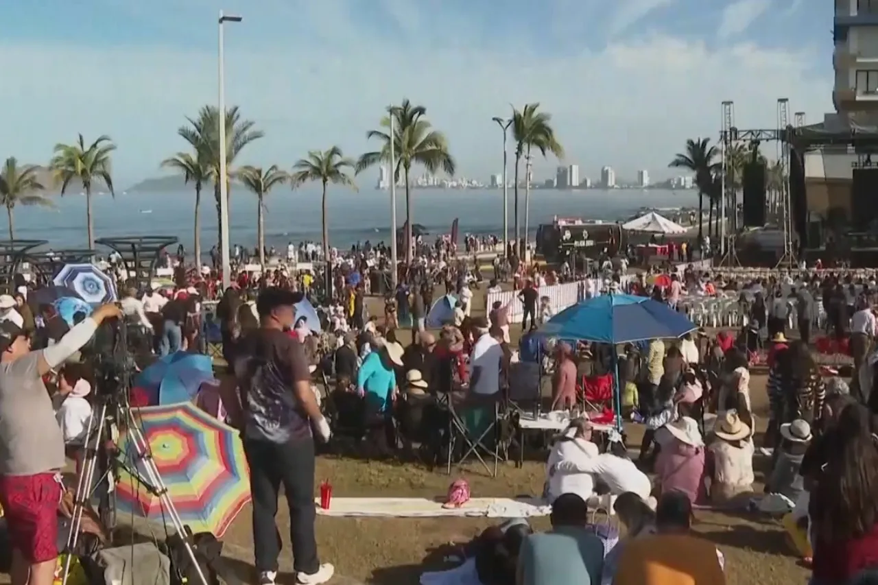 Comienzan a congregarse miles en Mazatlán para presenciar el eclipse