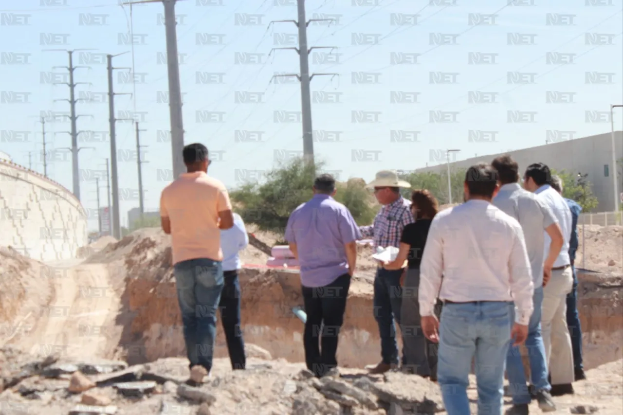 Recorren regidores obras en distribuidor vial de la Talamás