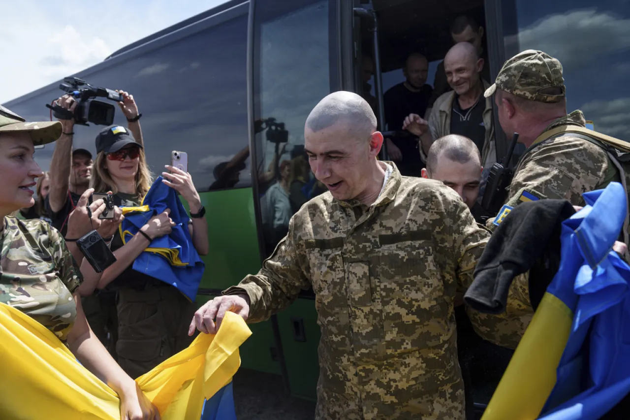 Rusia y Ucrania intercambian prisioneros de guerra por primera vez en meses Rusia y Ucrania intercambian prisioneros de guerra por primera vez en meses