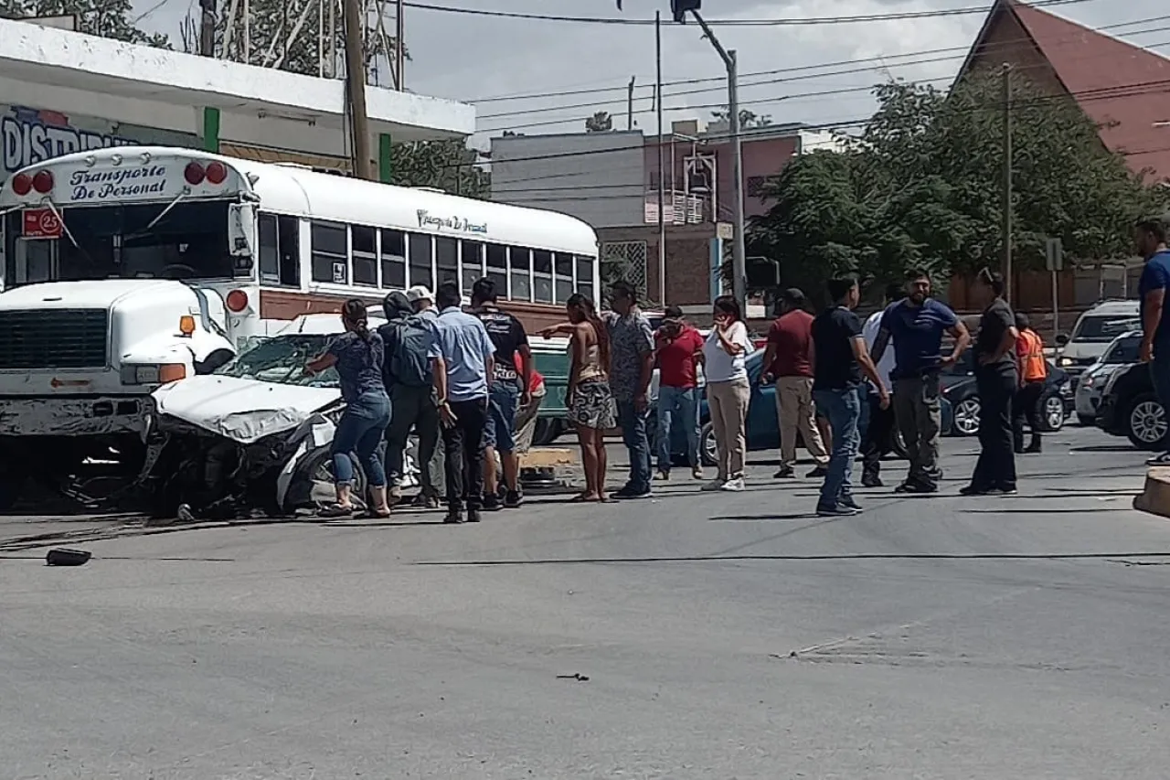 Camión Se Queda Sin Frenos E Impacta Tres Autos Hay Al Menos 11 Heridos