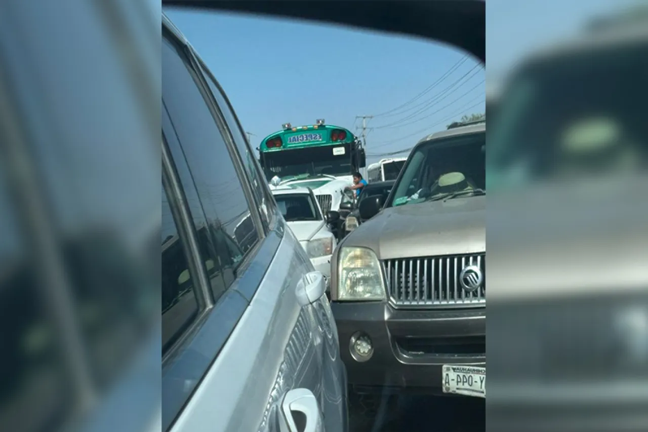 Camión Se Queda Sin Frenos E Impacta Tres Autos Hay Al Menos 11 Heridos