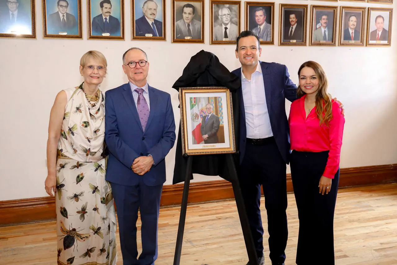Coloca Jorge Cruz su foto en salón de la Presidencia de Chihuahua