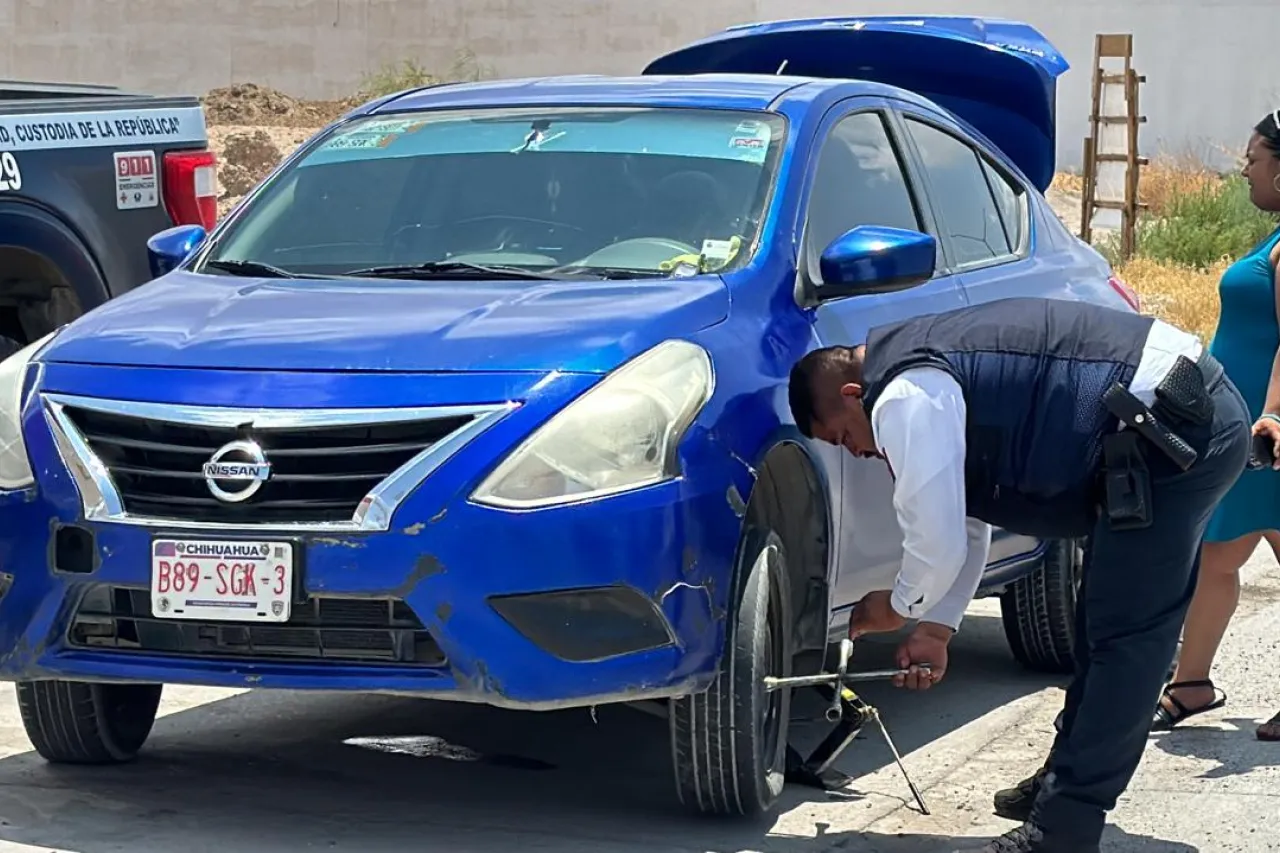 Policías viales de Juárez ayudan a cambiar llanta averiada a mujer