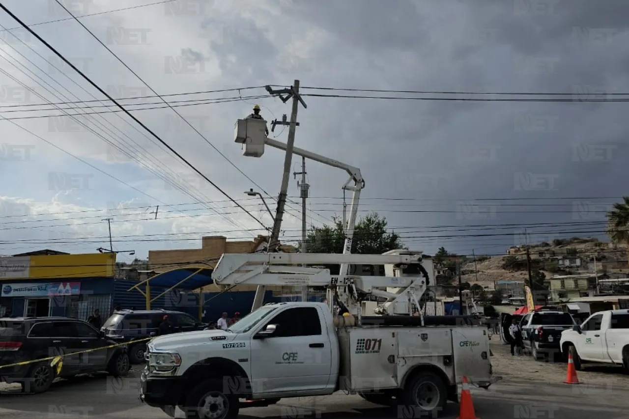 Quedaron vecinos sin luz tras choque; remplazarán poste de CFE