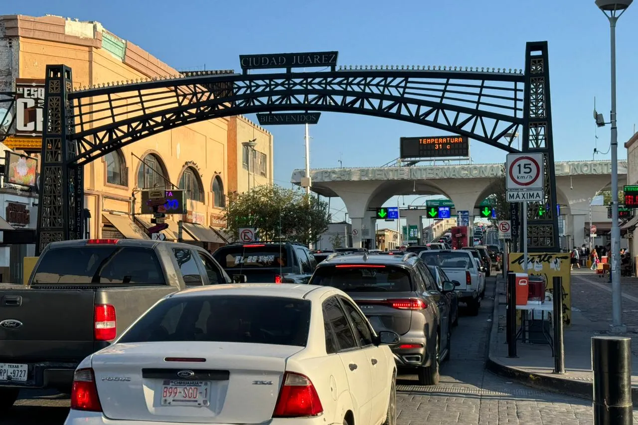Así las filas para cruzar a El Paso