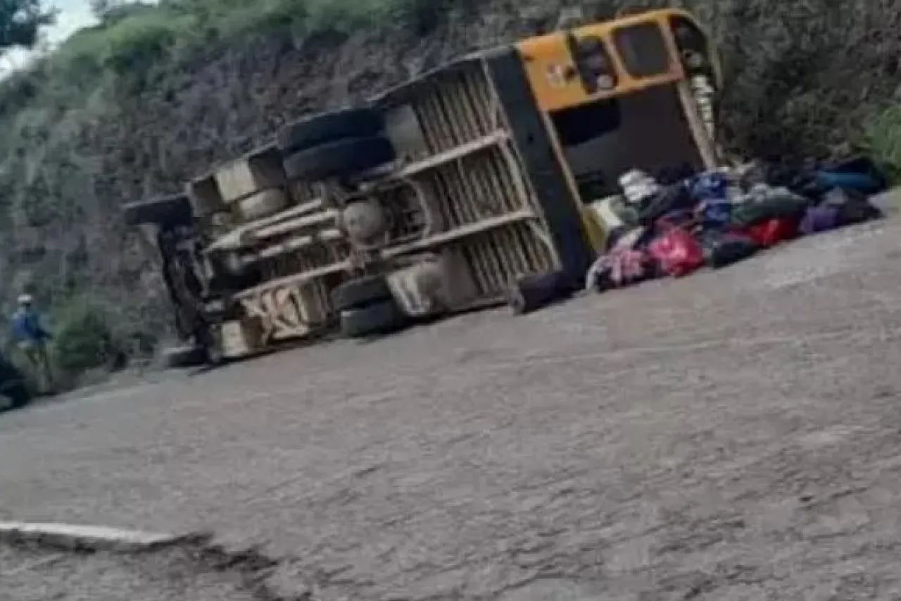 Vuelca camión con niños beisbolistas; iban a torneo en Guachochi