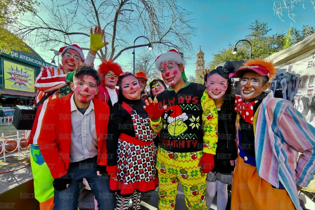 Regalan payasos de Juárez show en su día