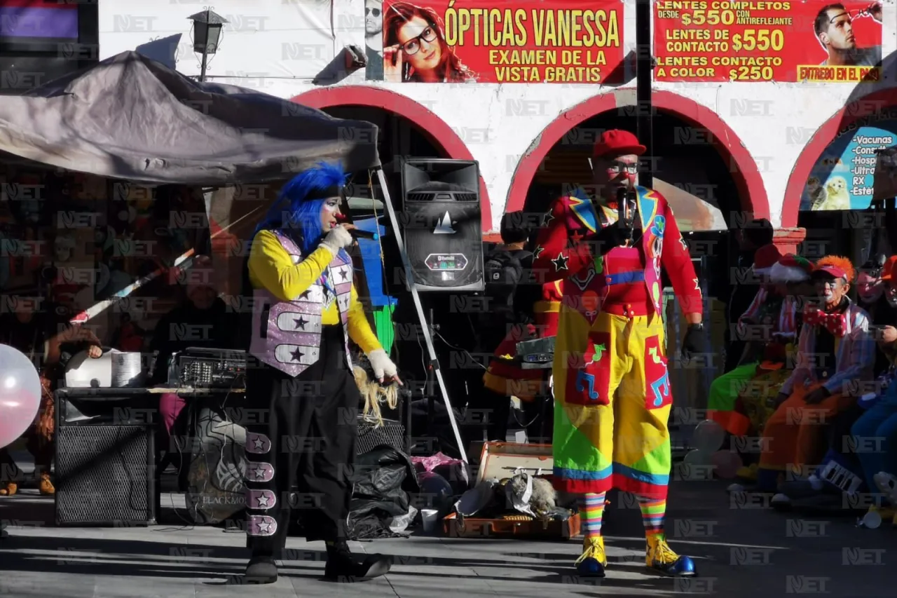 Payasos de Juárez regalan show en su día