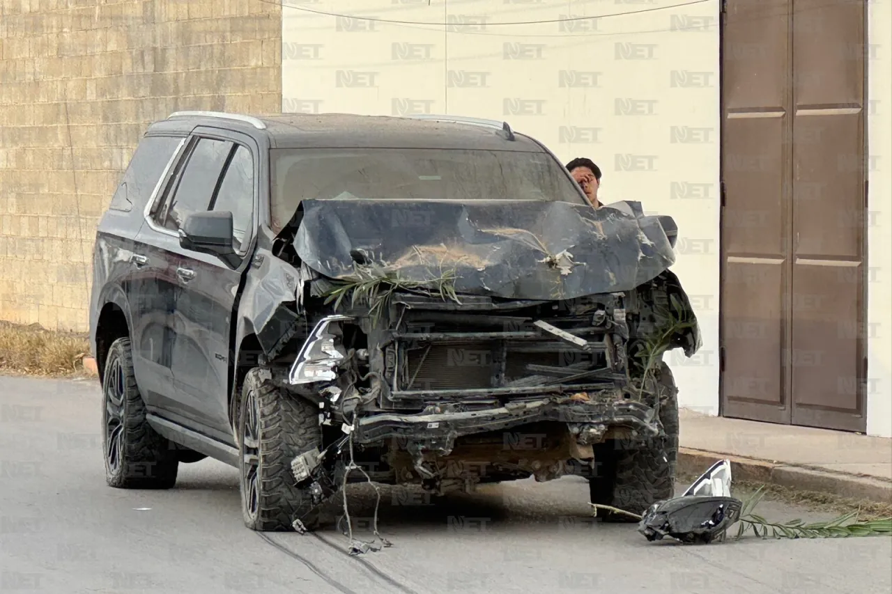 Pierde el control de camioneta y choca contra barda de casa