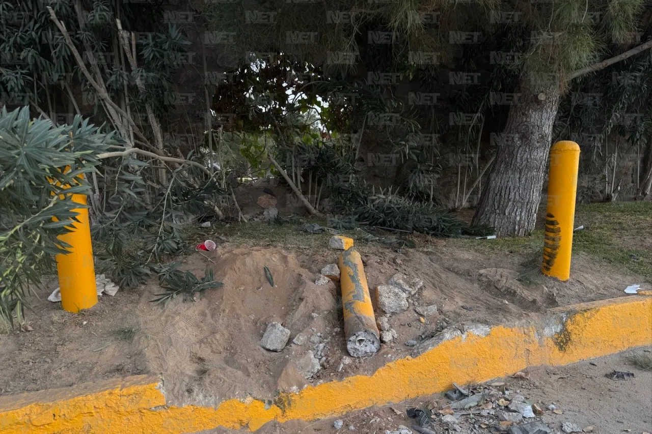 Pierde el control de camioneta y choca contra barda de casa