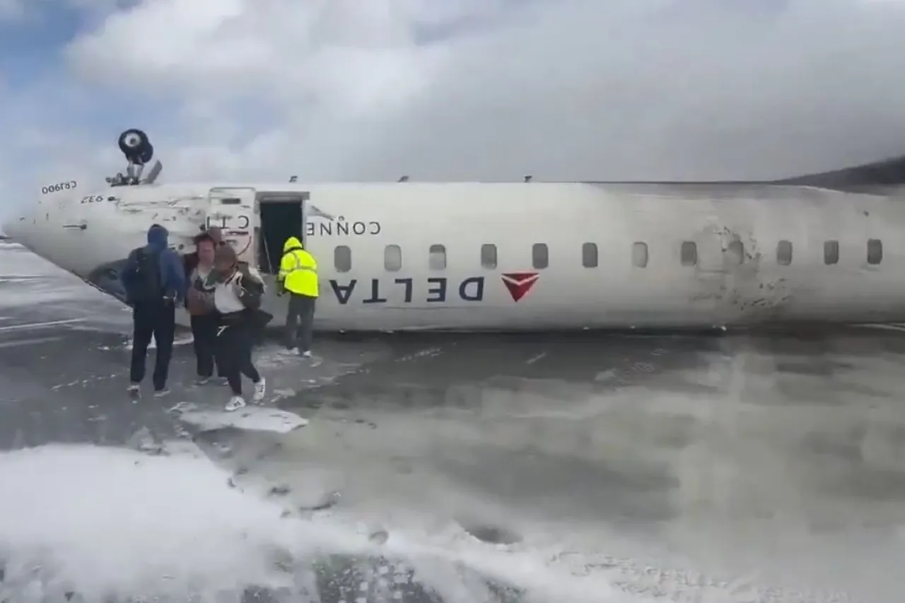 Avión de Delta Airlines se voltea al aterrizar en aeropuerto de Toronto
