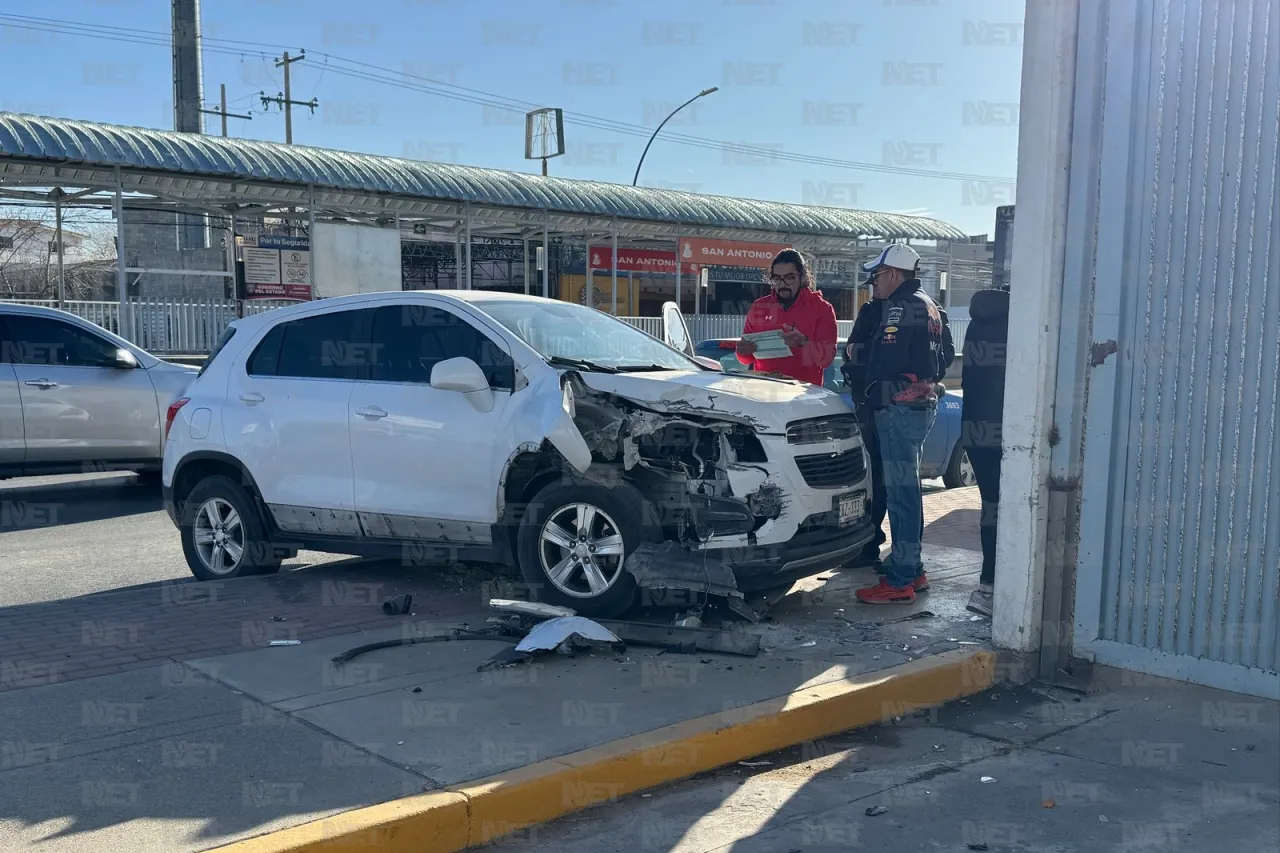 Conductora pierde el control y choca contra negocio