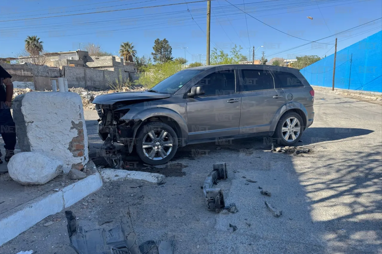 Dodge Journey omite alto y provoca choque en la colonia San Antonio
