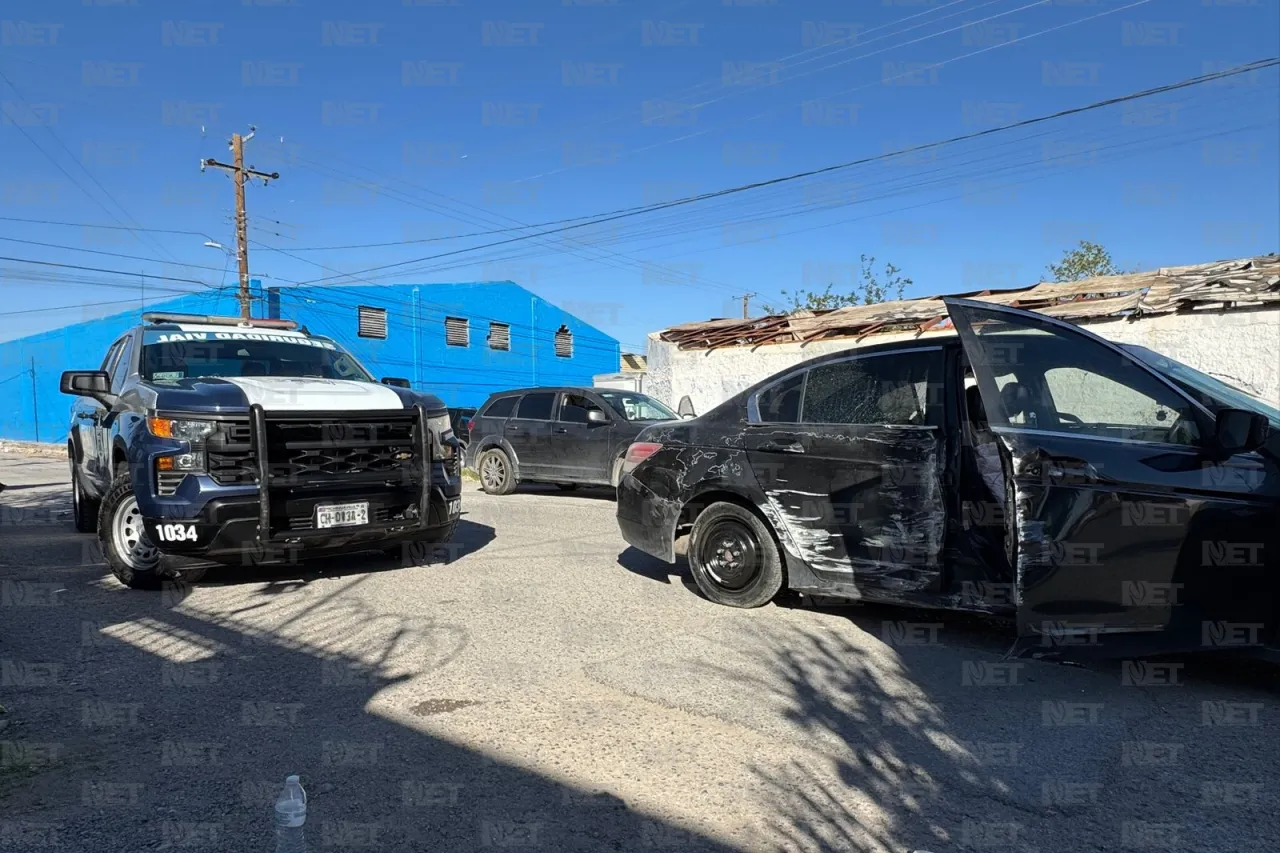 Dodge Journey omite alto y provoca choque en la colonia San Antonio