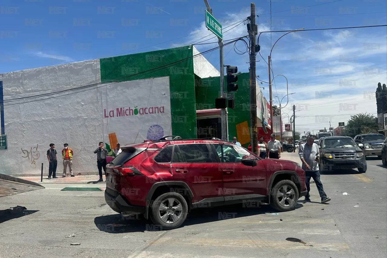 Se pasa el alto y provoca volcadura de camioneta con adulto mayor