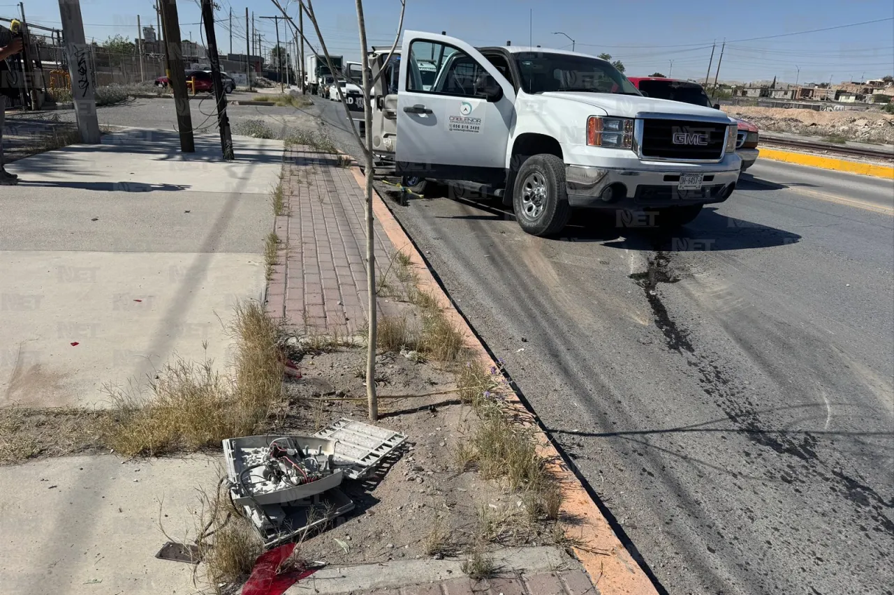 Pierde el control de su camioneta y choca contra poste en el Eje Vial