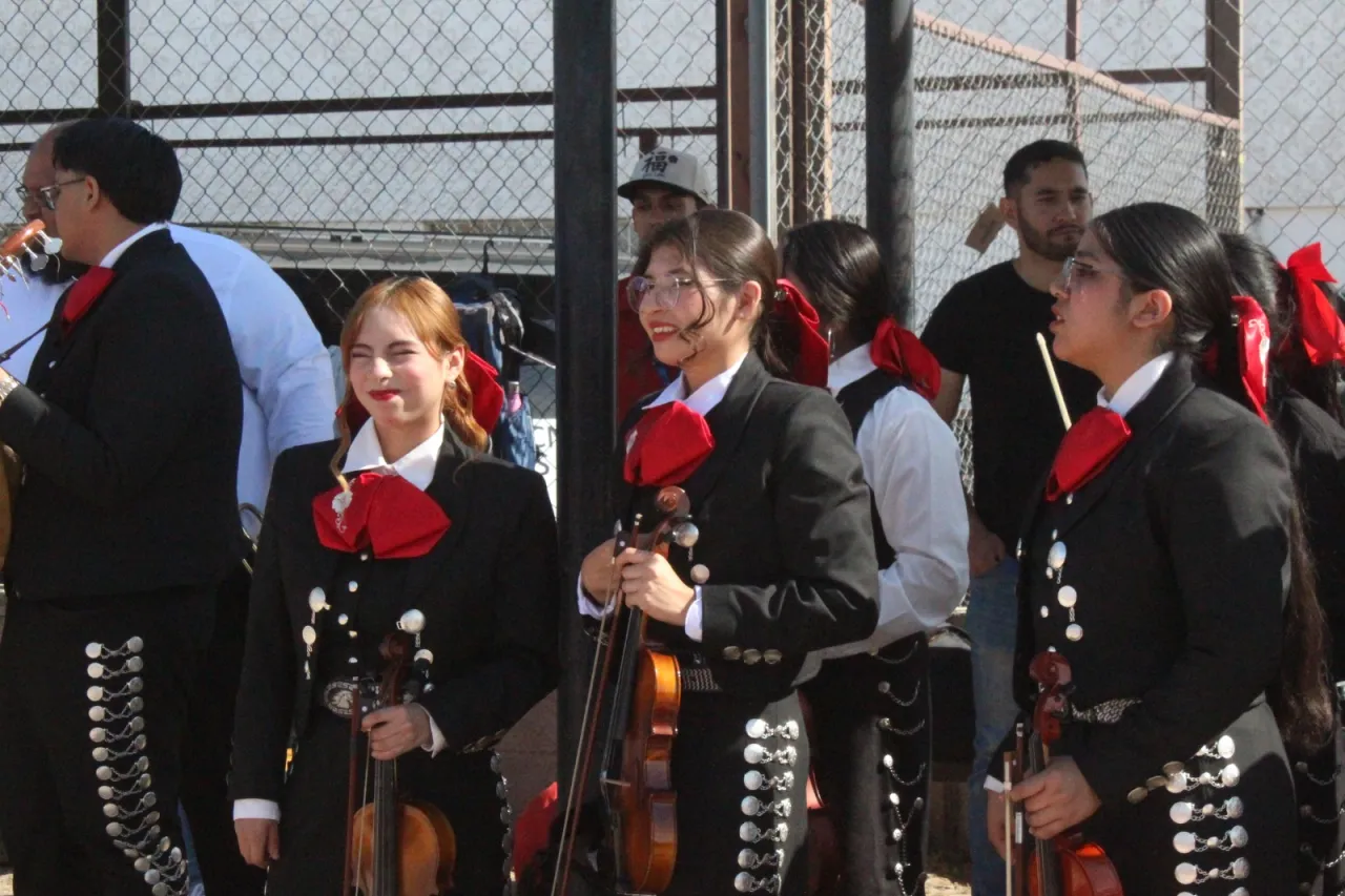 Estrenan alumnos del Cbtis 128 campo de beisbol