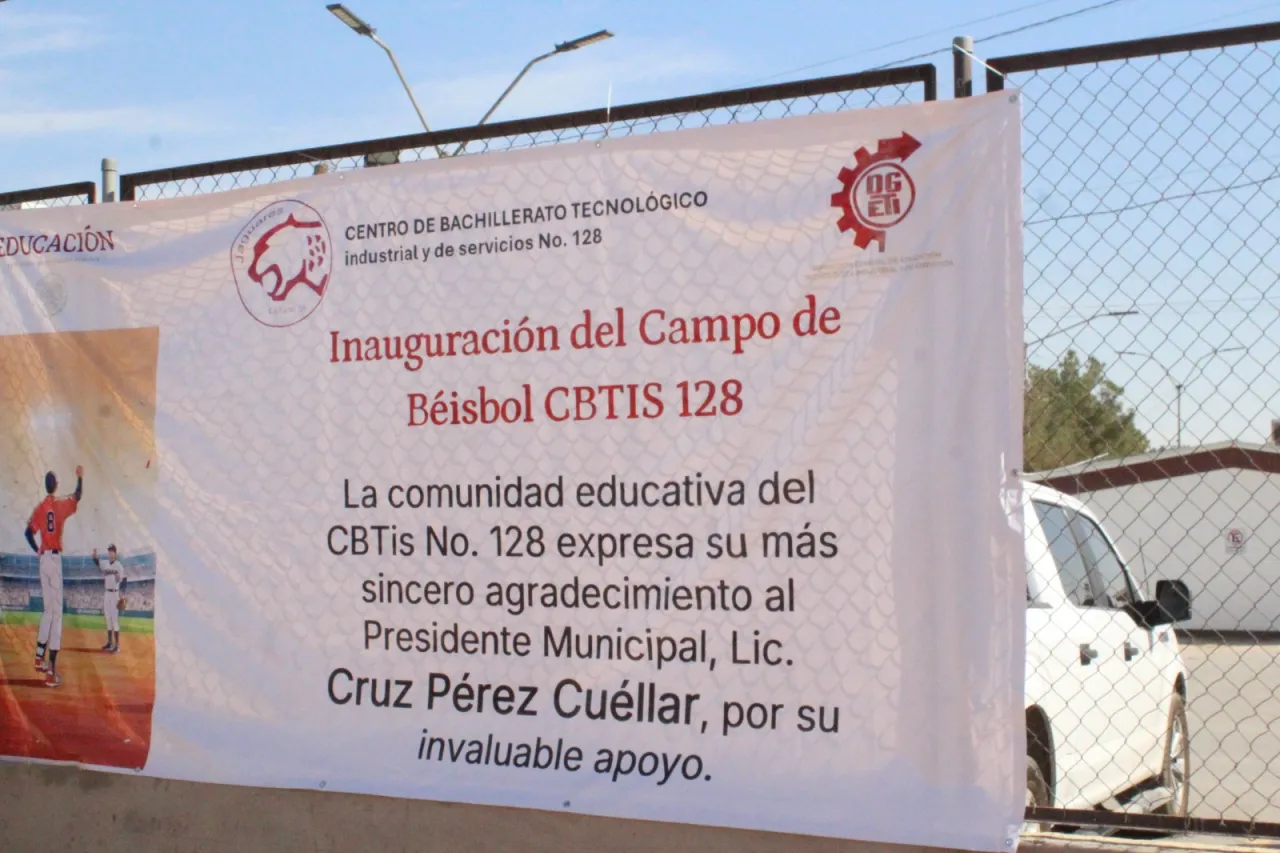 Estrenan alumnos del Cbtis 128 campo de beisbol