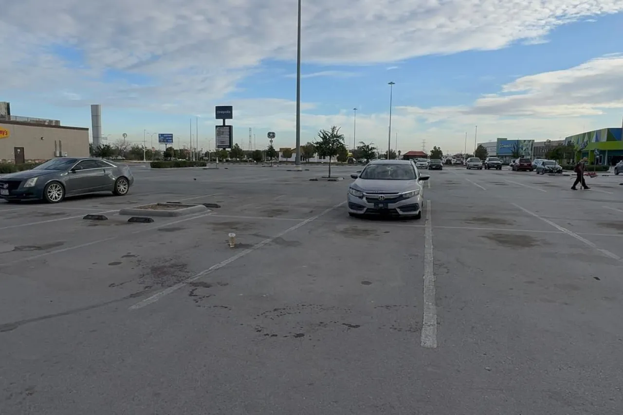 Lo acribillan en estacionamiento de Plaza Sendero al salir de bar