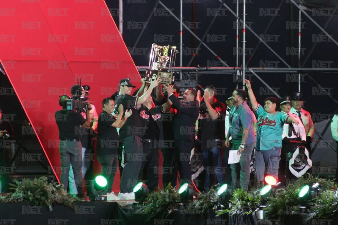 Entregan Indios de Juárez trofeo de campeonato a alcalde