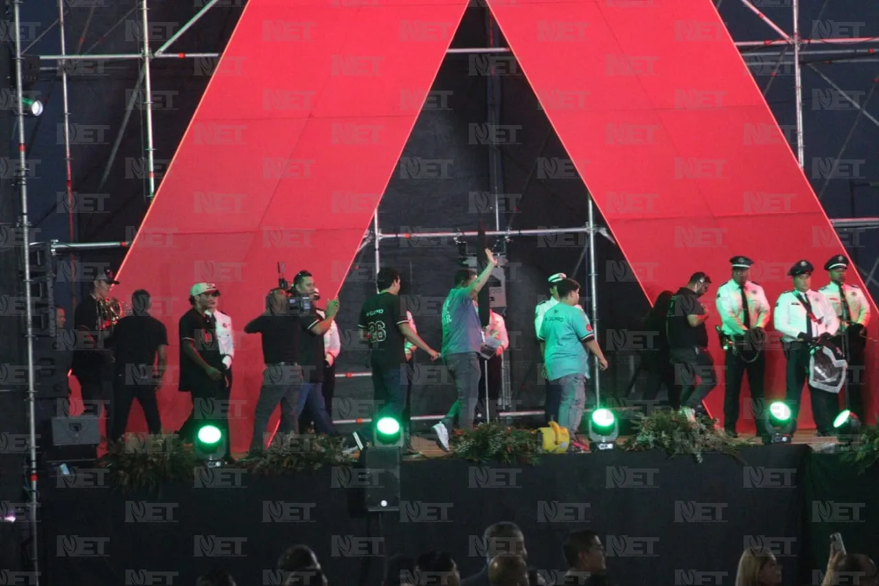 Entregan Indios de Juárez trofeo de campeonato a alcalde