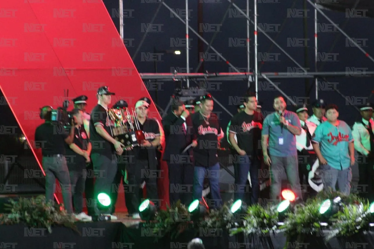 Entregan Indios de Juárez trofeo de campeonato a alcalde